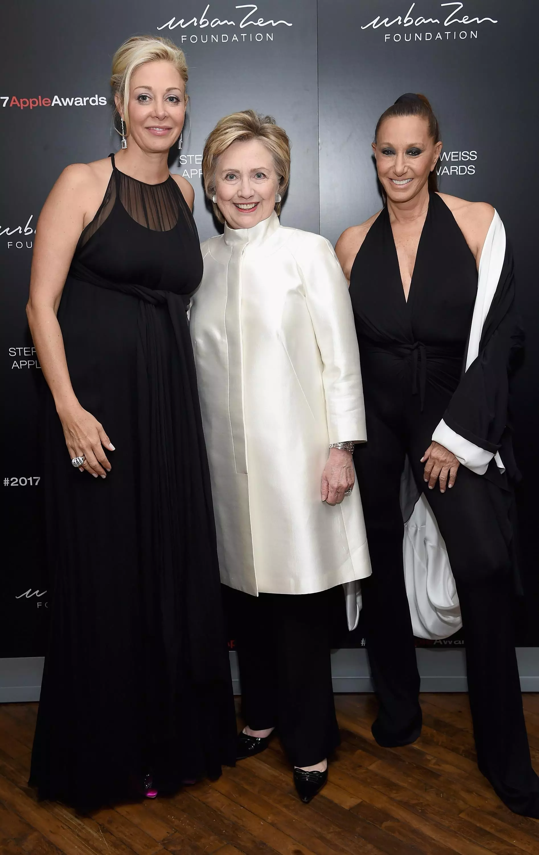 Nadja Svarovski, Hilarija Klintone un Sandija Galina, ko Donna Karana apbalvoja ar Stīvena Veisa Ābola balvām 15799_1