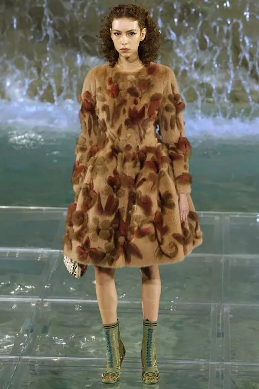 Couture's Chic Finale: Fendi i le Trevi Fountain 15971_10