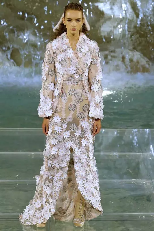 Couture's Chic Finale: Fendi i le Trevi Fountain 15971_12