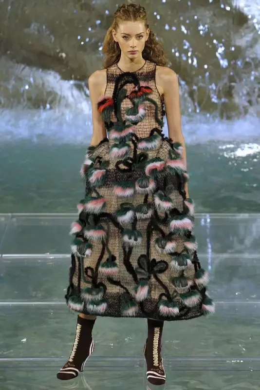 Dhammaystirka Couture's Chic: Fendi at the Trevi Fountain 15971_18