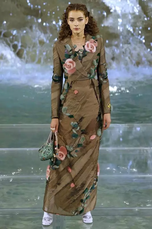 Dhammaystirka Couture's Chic: Fendi at the Trevi Fountain 15971_20