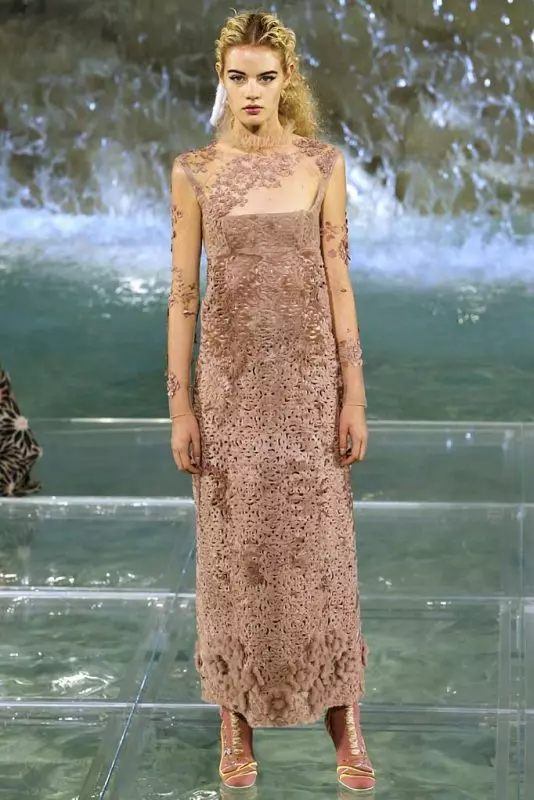 Couture's Chic Finale: Fendi i le Trevi Fountain 15971_23