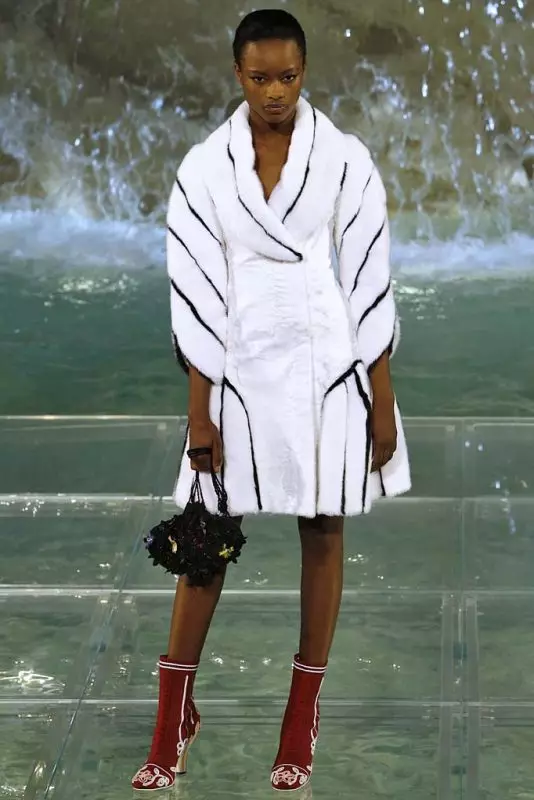 Couture's Chic Finale: Fendi a Trevi Fountain 15971_24