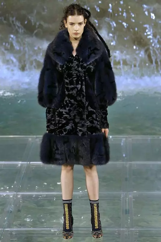 Couture's Chic Finale: Fendi Треви фонтанында 15971_25