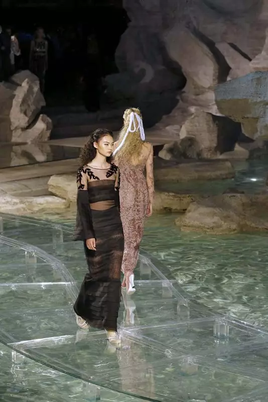 Couture's Chic Finale: Fendi at the Trevi Fountain 15971_26