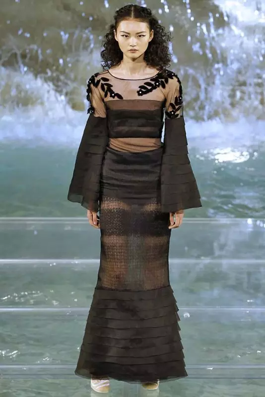 Couture's Chic Finale: Fendi i le Trevi Fountain 15971_27
