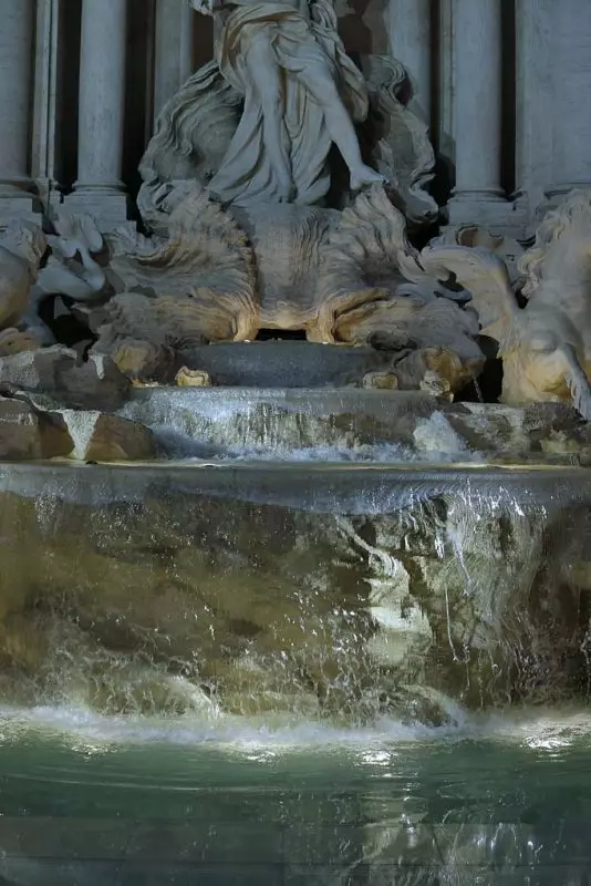 Couture's Chic Finale: Fendi at the Trevi Fountain 15971_3