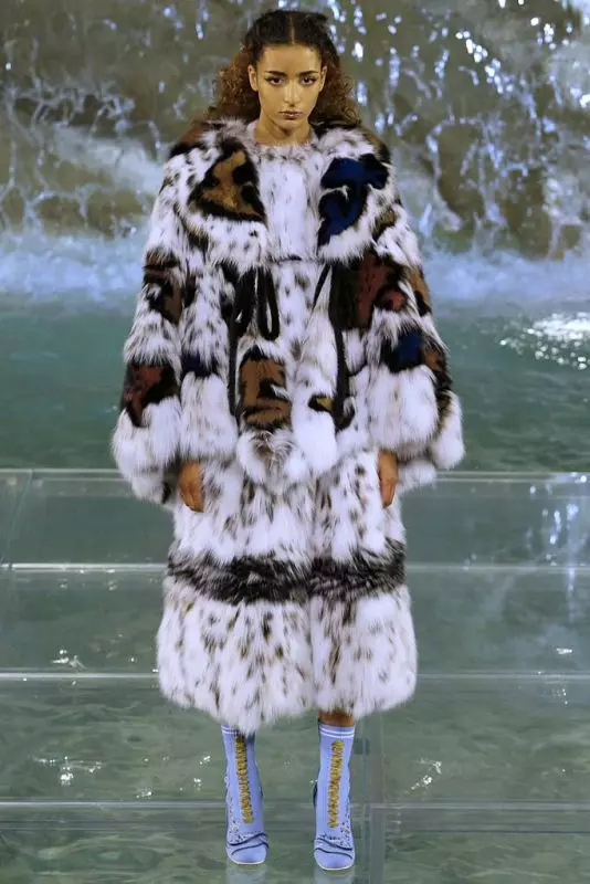 Couture's Chic Finale: Fendi Trevi усан оргилуур дахь 15971_30
