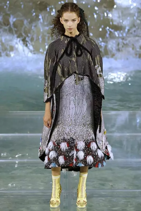 Dhammaystirka Couture's Chic: Fendi at the Trevi Fountain 15971_35