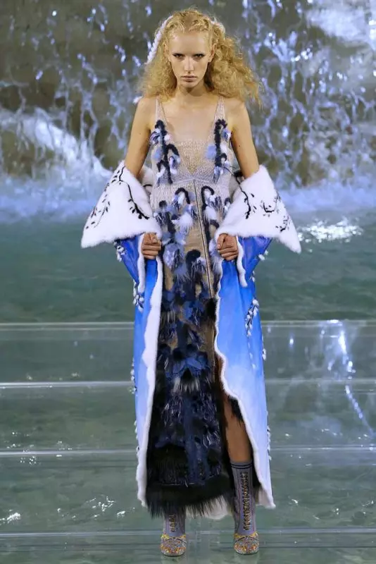 Couture's Chic Finale: Fendi by de Trevi Fountain 15971_38