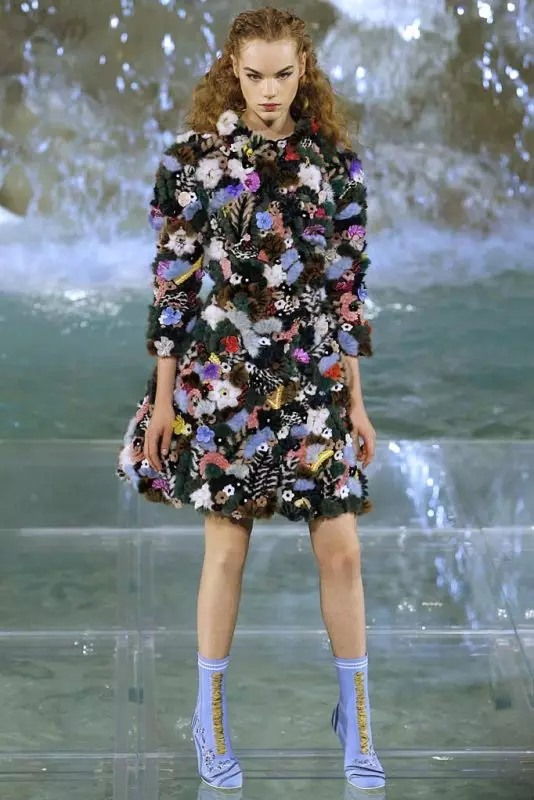Шикозният финал на Couture: Fendi на фонтана Ди Треви 15971_42