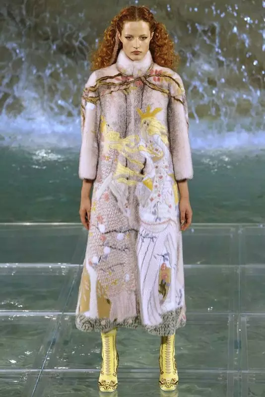 Couture's Chic Finale: Fendi by de Trevi Fountain 15971_47