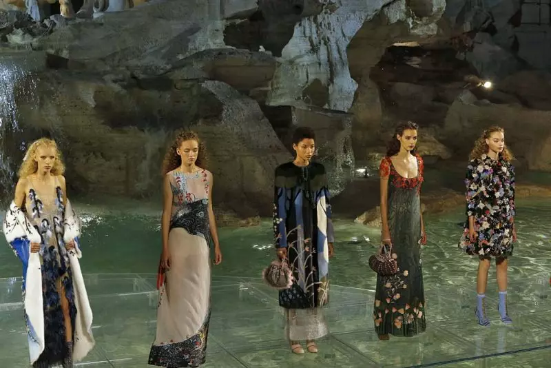 Couture's Chic Finale: Fendi by de Trevi Fountain 15971_53