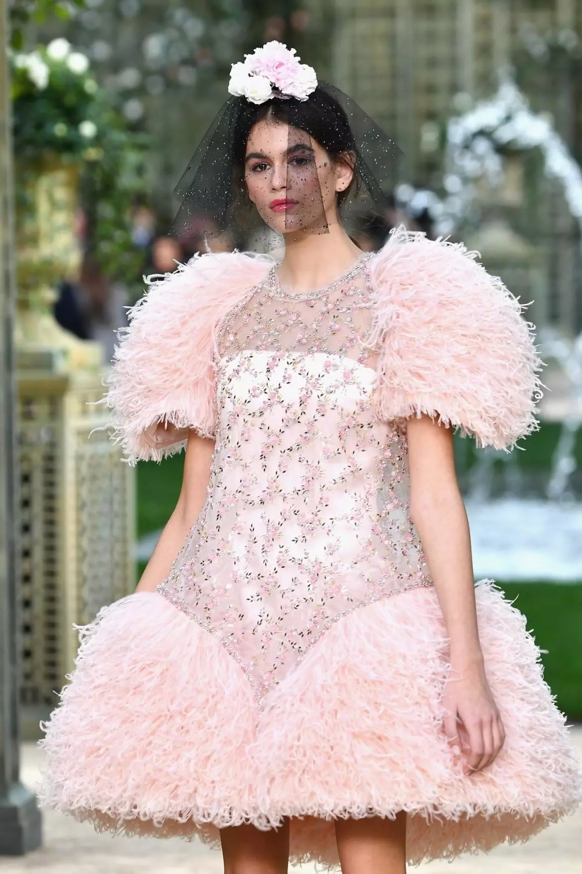 Kaia Gerber Ya Fara Farko A Satin Couture, Kim Kardashian Yana Kaddamar da Sabbin Turare, Oscar Noms 16363_1