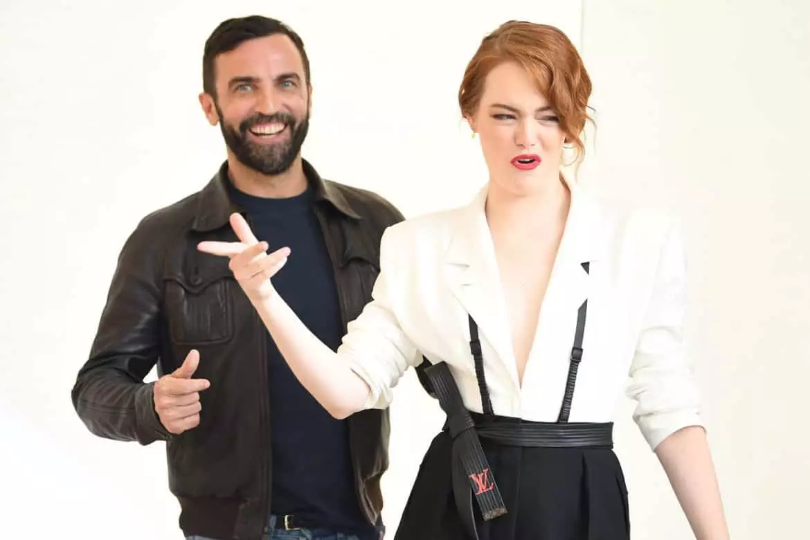 Emma Stone Anajaribu Kuzungumza Kifaransa, Anatangaza Mshindi wa Tuzo la LVMH la 2018 16469_1