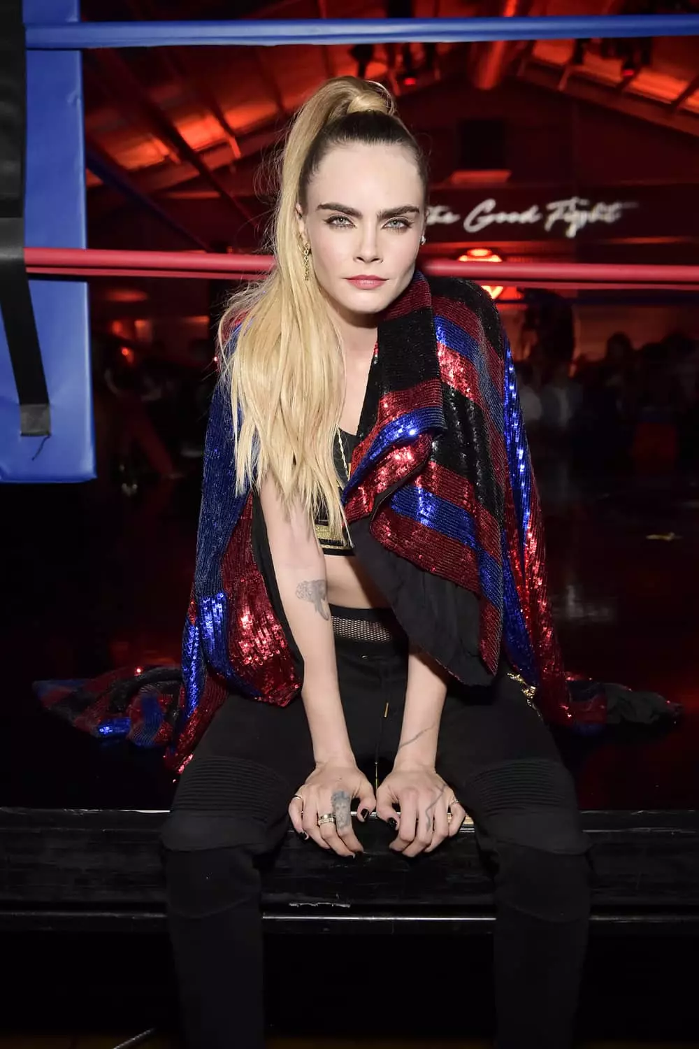 Cara Delevingne: koj puas xav tau ntau tus thwjtim?