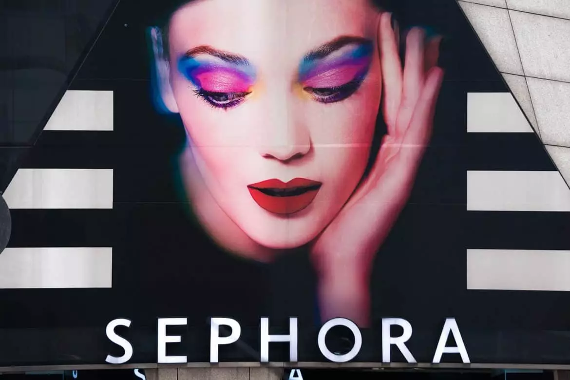 Sephora Mbusak Karyawan Kanthi Telpon Konferensi, Capri Holdings lan PVH Step Up