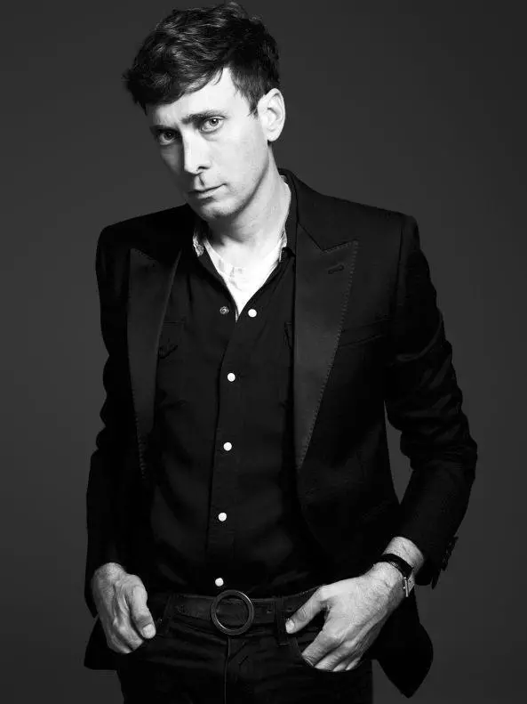 Tá Hedi Slimane ag teacht in áit Phoebe Philo ag Céline