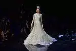 20 модни фустани погодни за кралска венчавка 16941_15