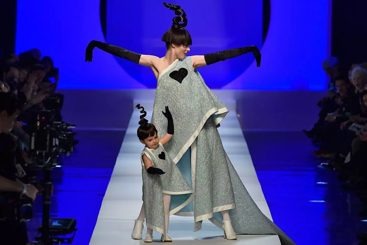 Dvouletá dcera Coco Rochy ukradla show v Jean Paul Gaultier Couture 16944_1
