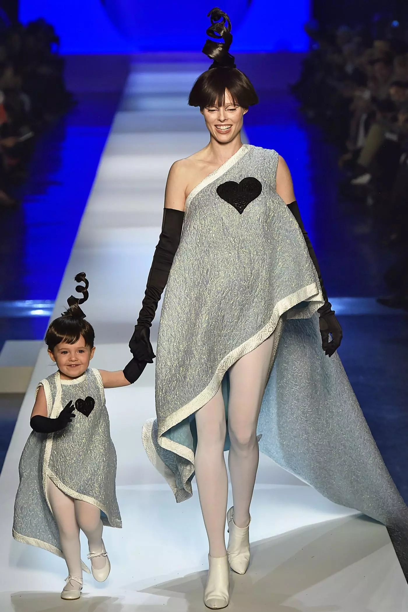 Dvouletá dcera Coco Rochy ukradla show v Jean Paul Gaultier Couture 16944_2