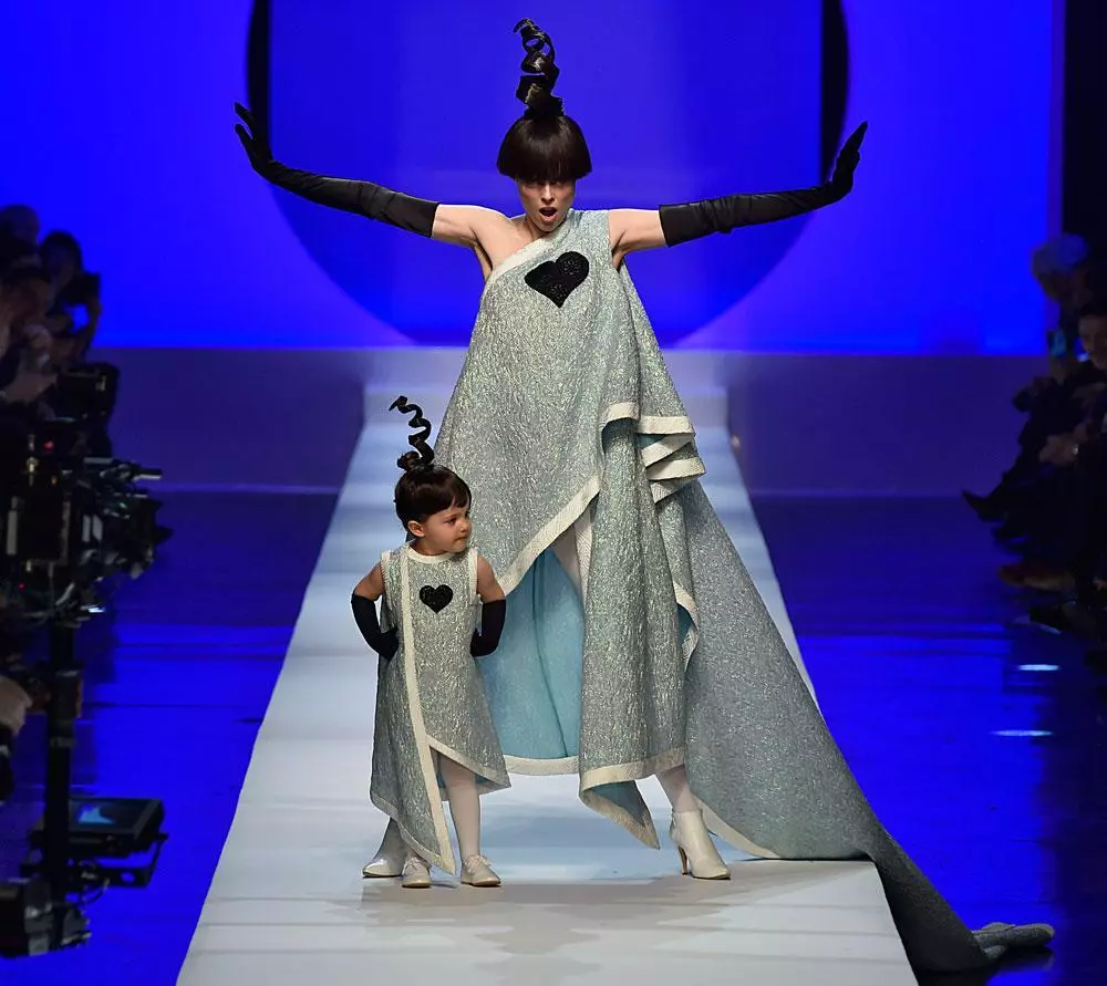Dvouletá dcera Coco Rochy ukradla show v Jean Paul Gaultier Couture 16944_3