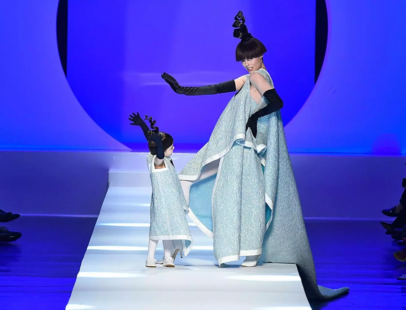Dvouletá dcera Coco Rochy ukradla show v Jean Paul Gaultier Couture 16944_4