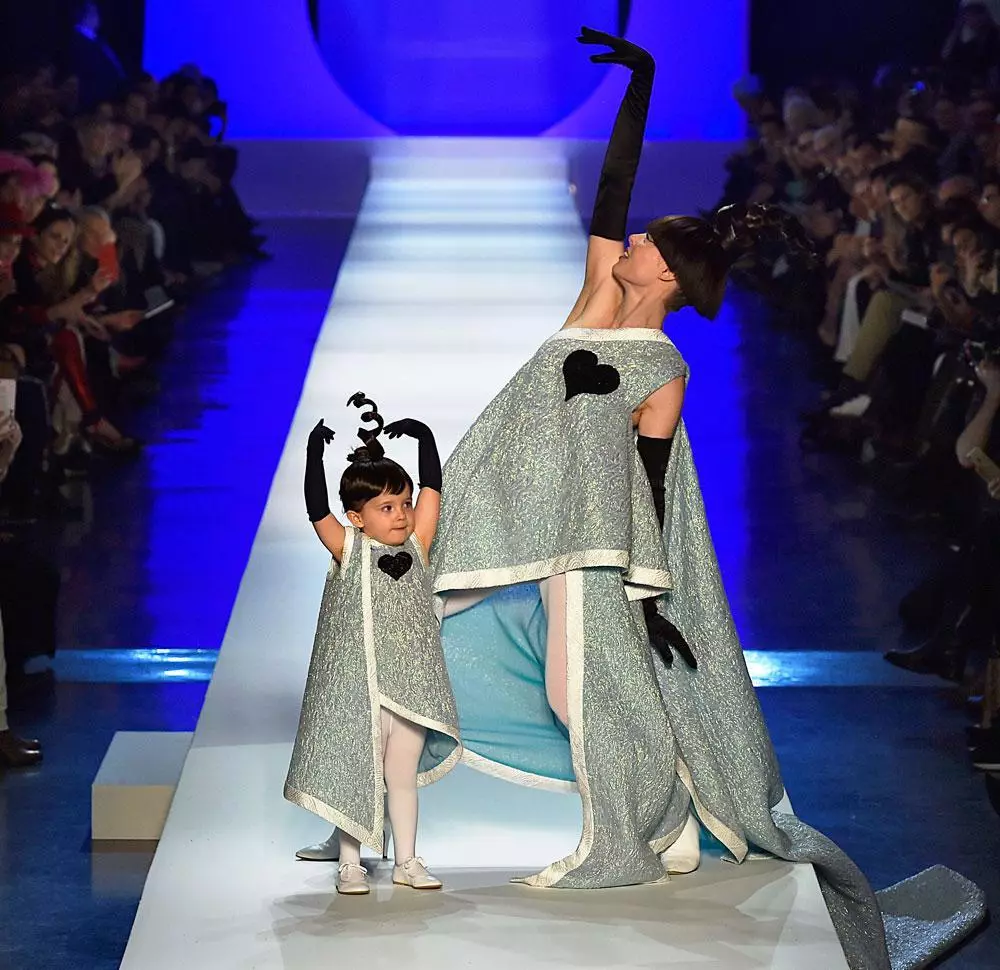 Dvouletá dcera Coco Rochy ukradla show v Jean Paul Gaultier Couture 16944_5