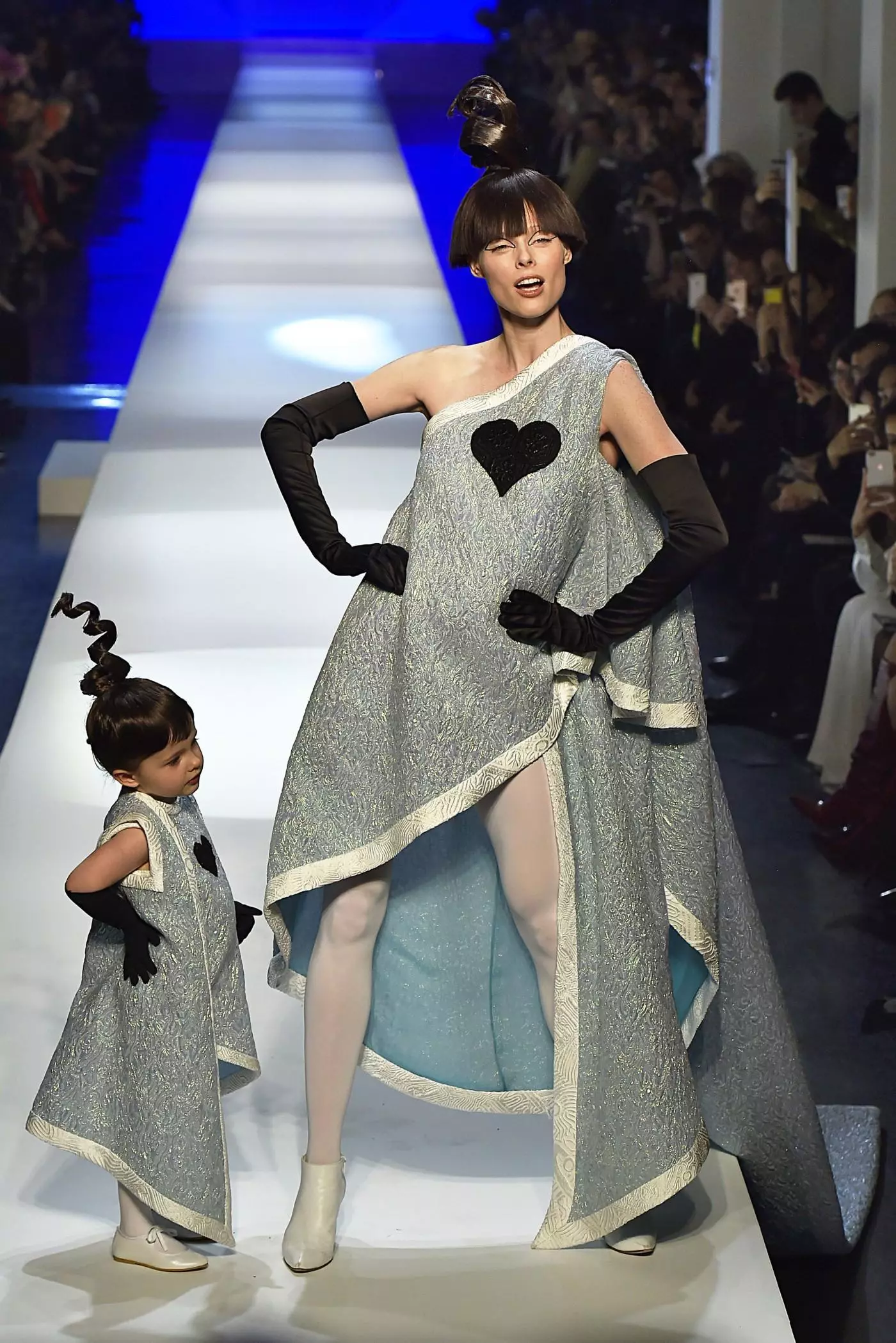 Dvouletá dcera Coco Rochy ukradla show v Jean Paul Gaultier Couture 16944_6