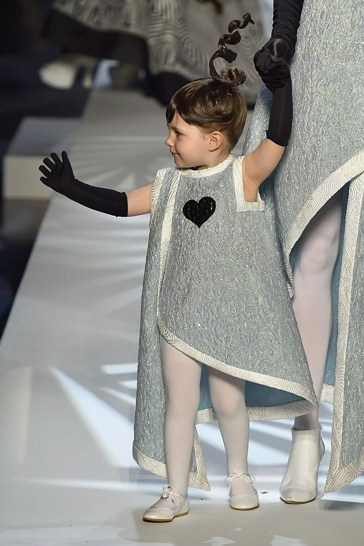 Dvouletá dcera Coco Rochy ukradla show v Jean Paul Gaultier Couture 16944_7