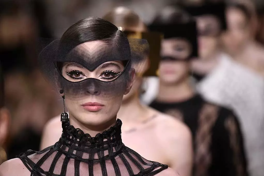 13 chiếc mặt nạ đẹp đến nghẹt thở từ Dior Couture Show