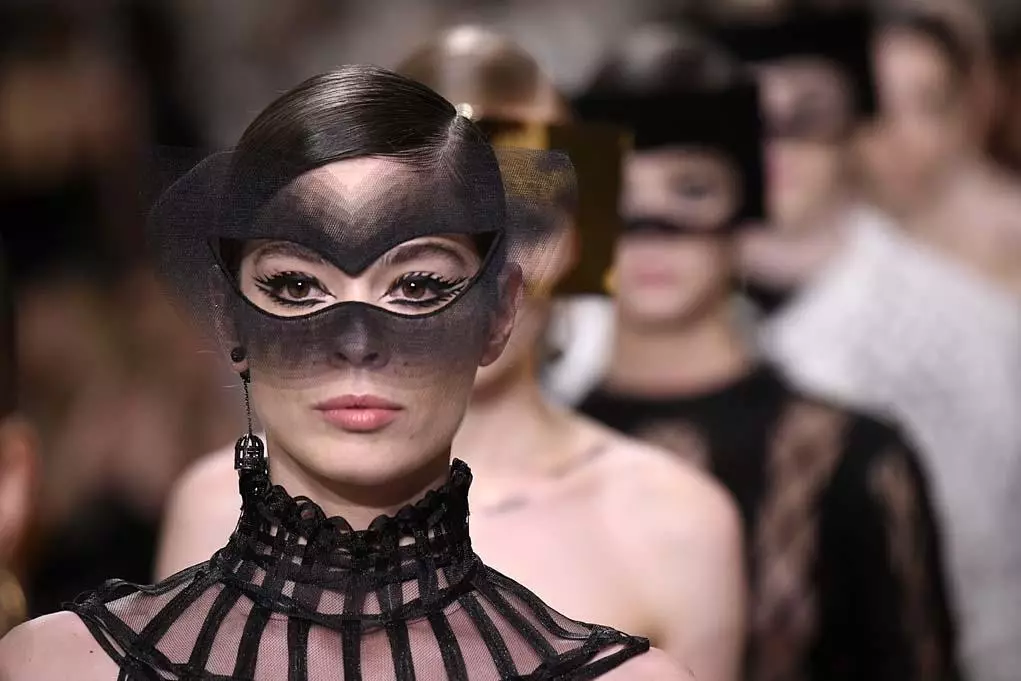 13 Adembenemend prachtige maskers fan 'e Dior Couture Show 16945_1