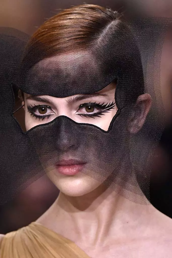 13 Adembenemend prachtige maskers fan 'e Dior Couture Show 16945_10