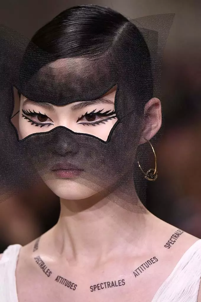 13 osupljivo lepih mask z Dior Couture Showa 16945_12