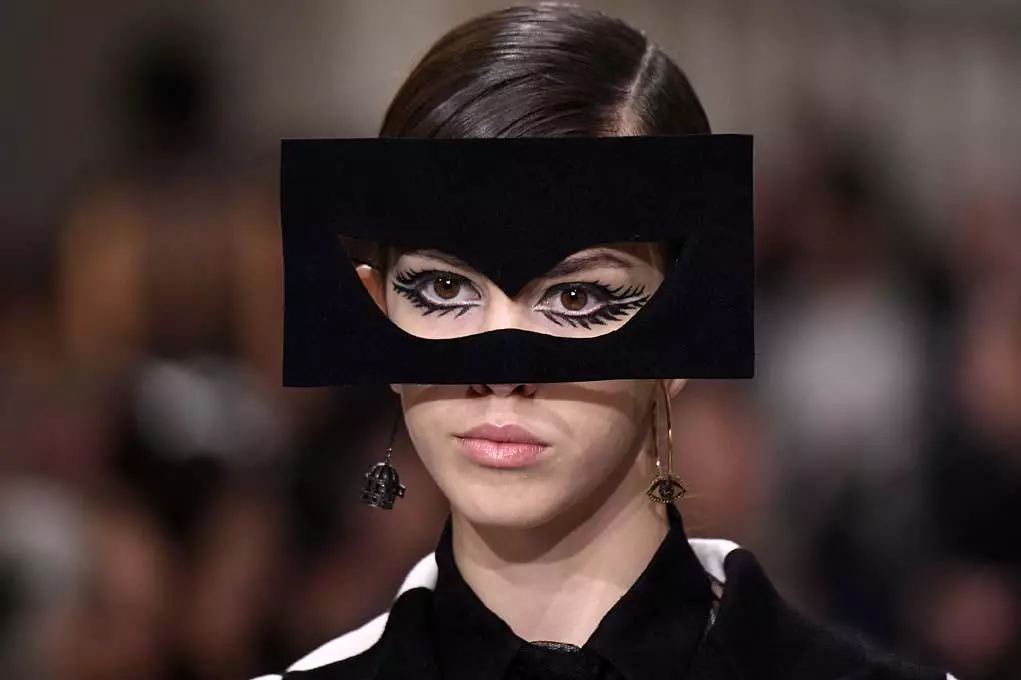 13 Adembenemend prachtige maskers fan 'e Dior Couture Show 16945_13
