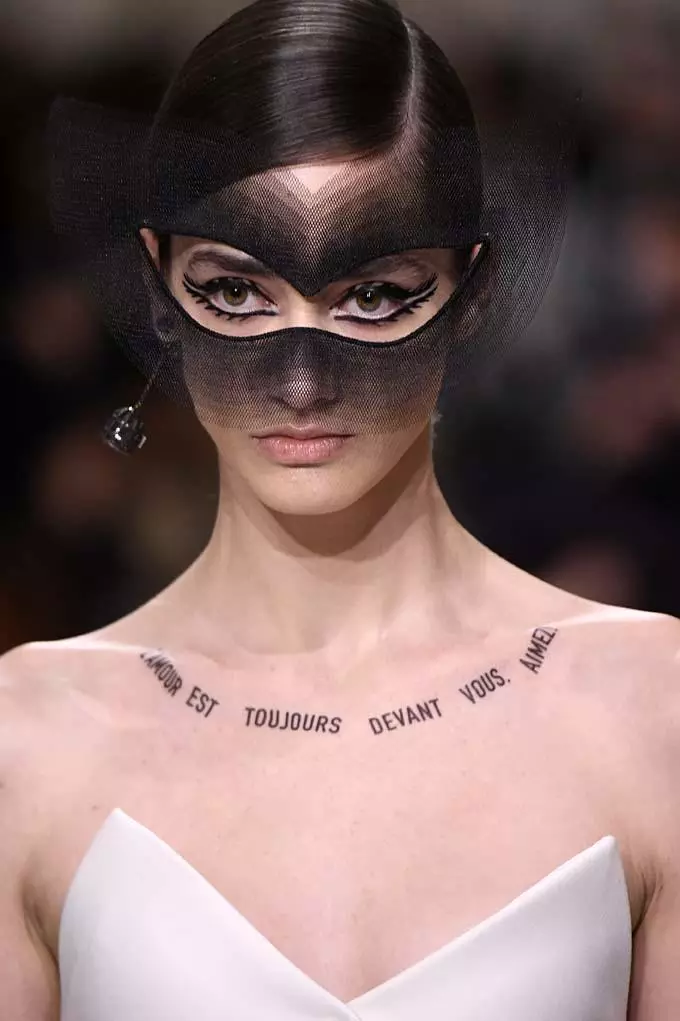 13 Adembenemend prachtige maskers fan 'e Dior Couture Show 16945_14