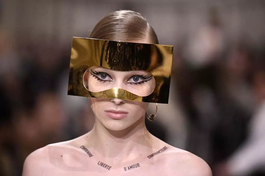 13 Adembenemend prachtige maskers fan 'e Dior Couture Show 16945_5
