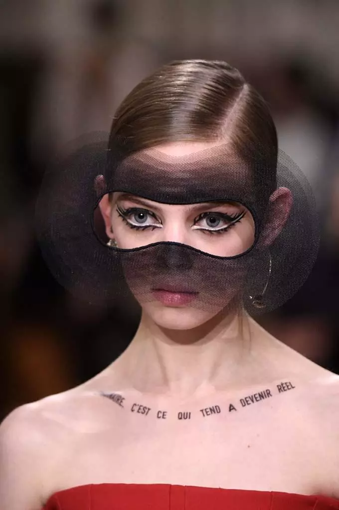 13 máscaras impresionantes e fermosas do desfile Dior Couture 16945_6