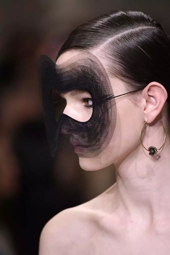 13 kvapą gniaužiančių gražių kaukių iš Dior Couture šou 16945_9