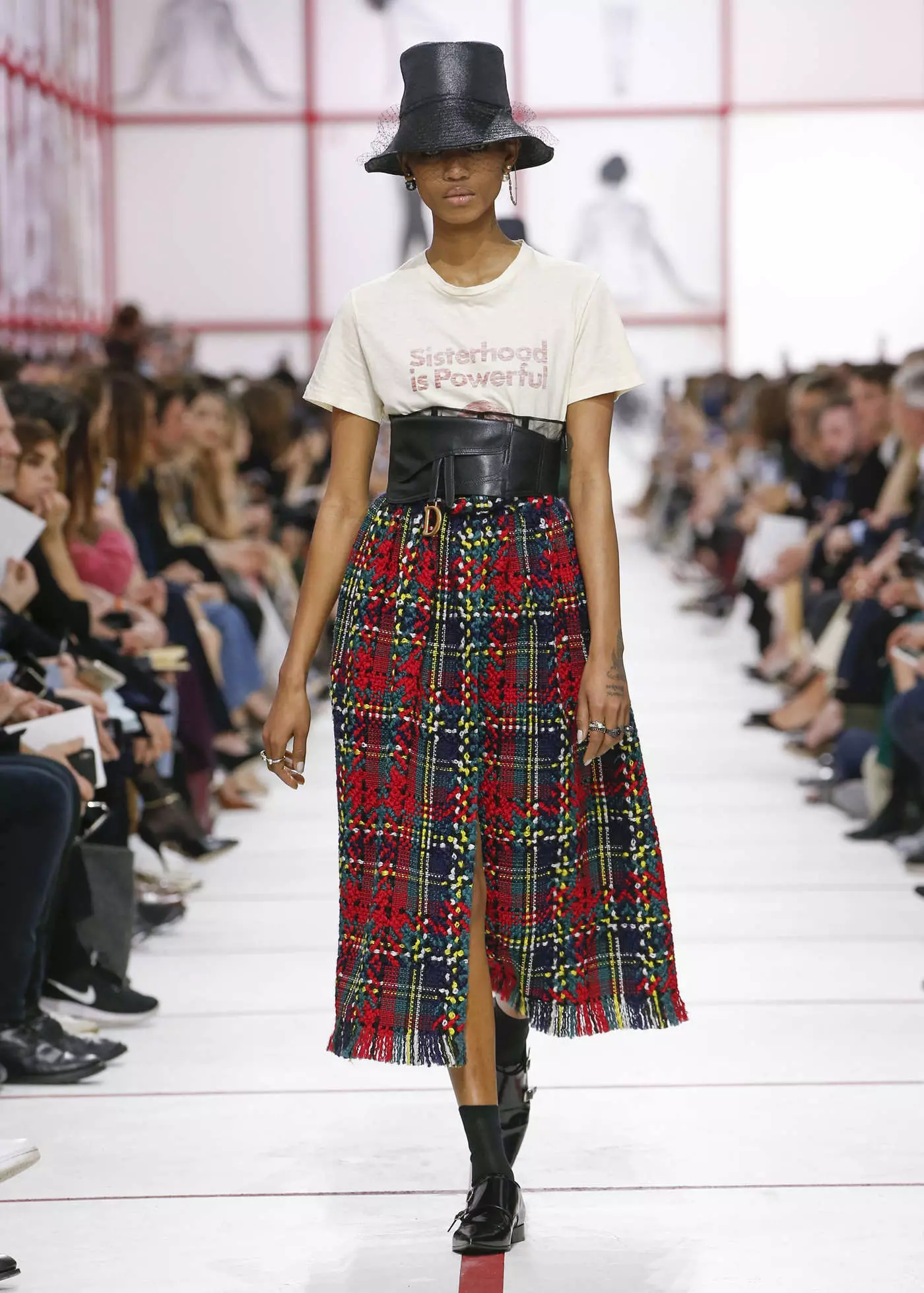 Dior Havis la Plej Grandan Amaskomunikilan Efikon ĉe PFW, Pat McGrath Labs Vastiĝas 17061_2