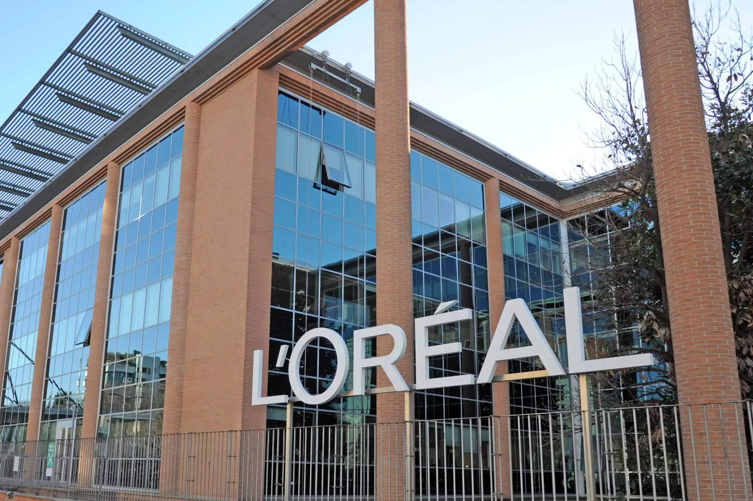 L’Oréal-ը սկսում է ձեռքերի ախտահանիչ սարք պատրաստել, Moncler-ը 10 միլիոն եվրո է նվիրաբերել կորոնավիրուսային հիվանդանոցի համար. 17153_2