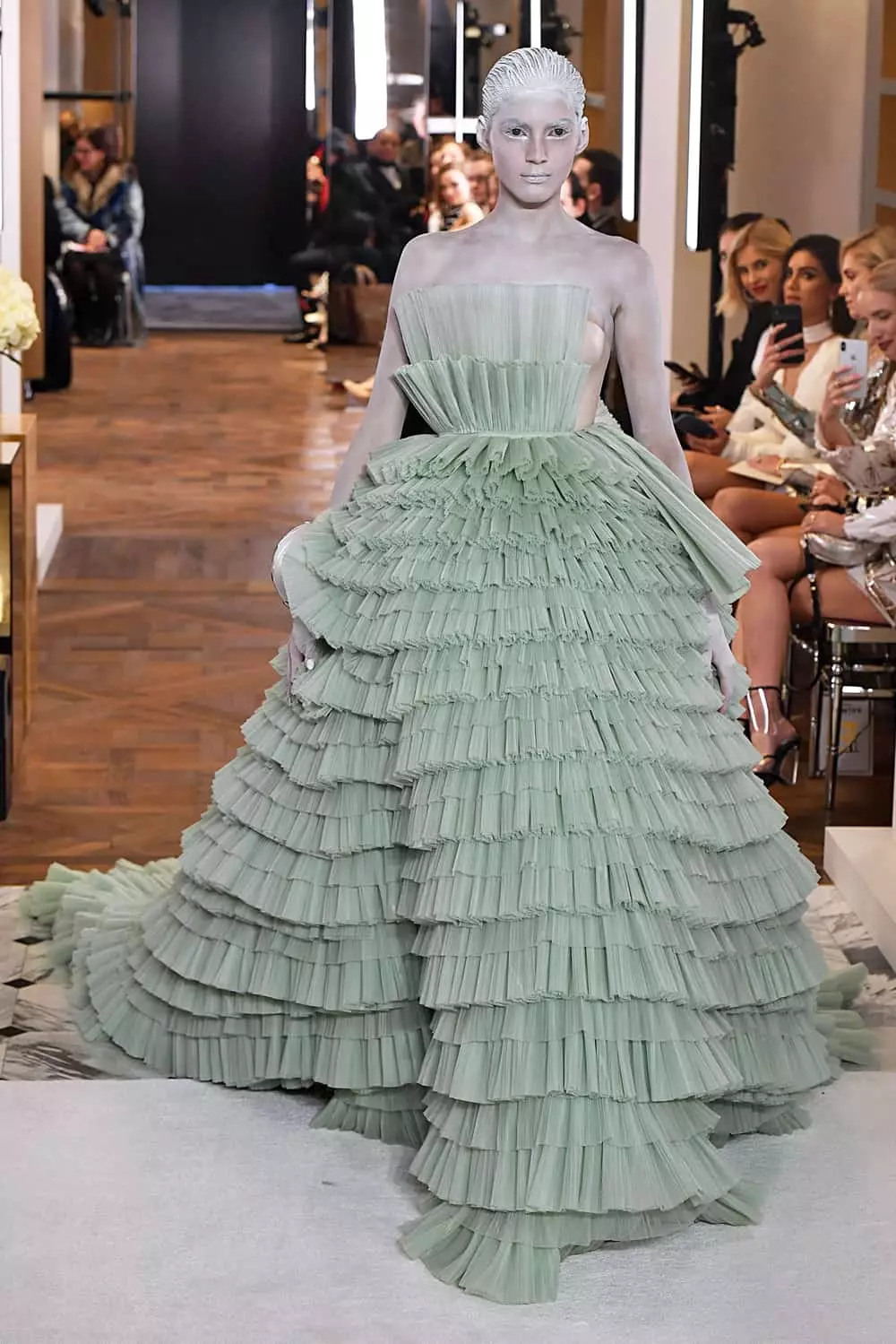 Balmain Couture ass endlech hei, BuzzFeed fir 200 Leit entloossen 17423_13