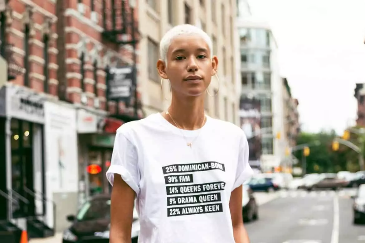 A DKNY está entregando camisetas personalizadas em caixas de pizza por uma boa causa