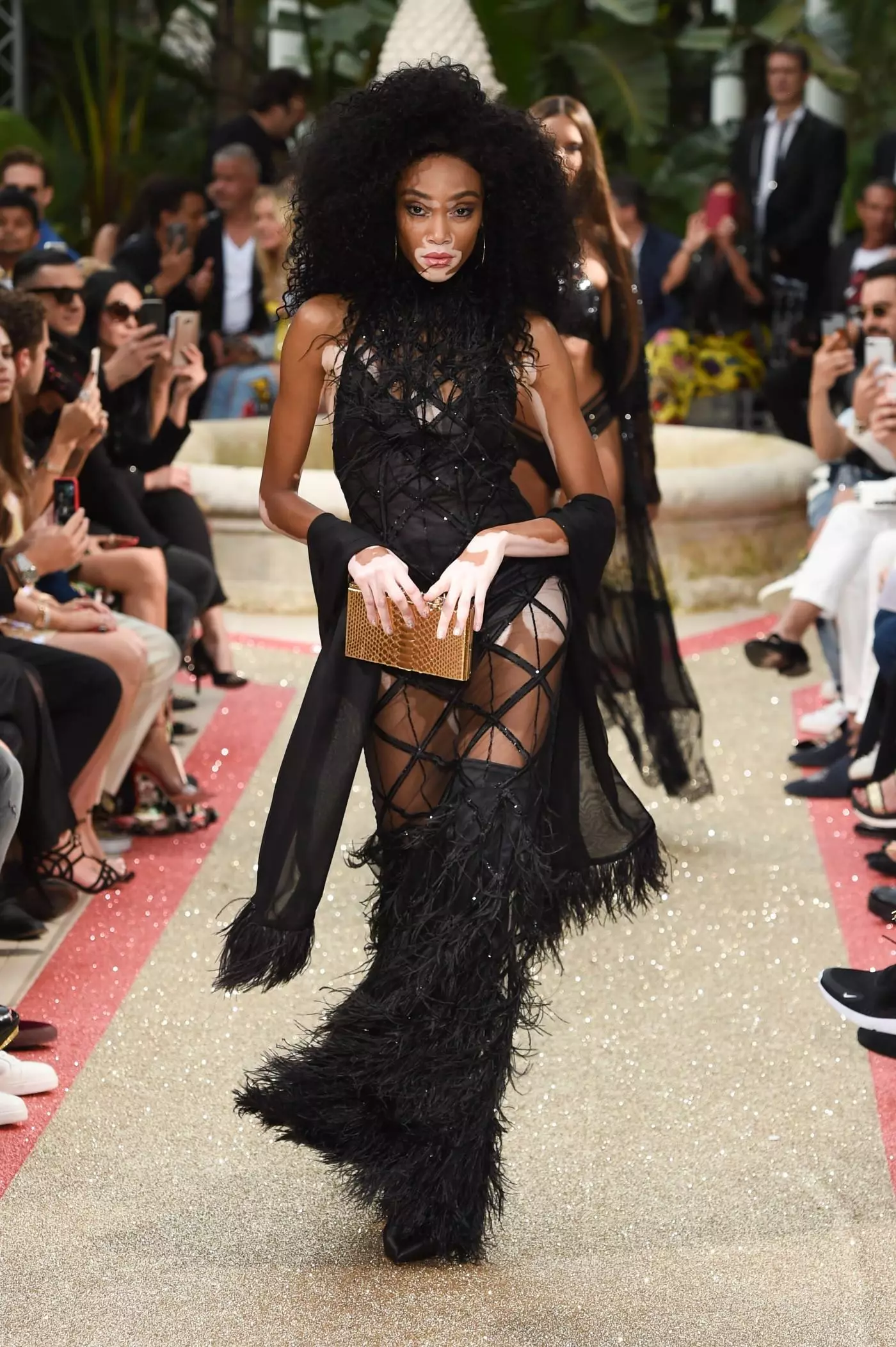 Philipp Plein කෑන්ස් වතුයායේ Raucous Resort විලාසිතා දැක්ම වේදිකාගත කරයි 17808_16