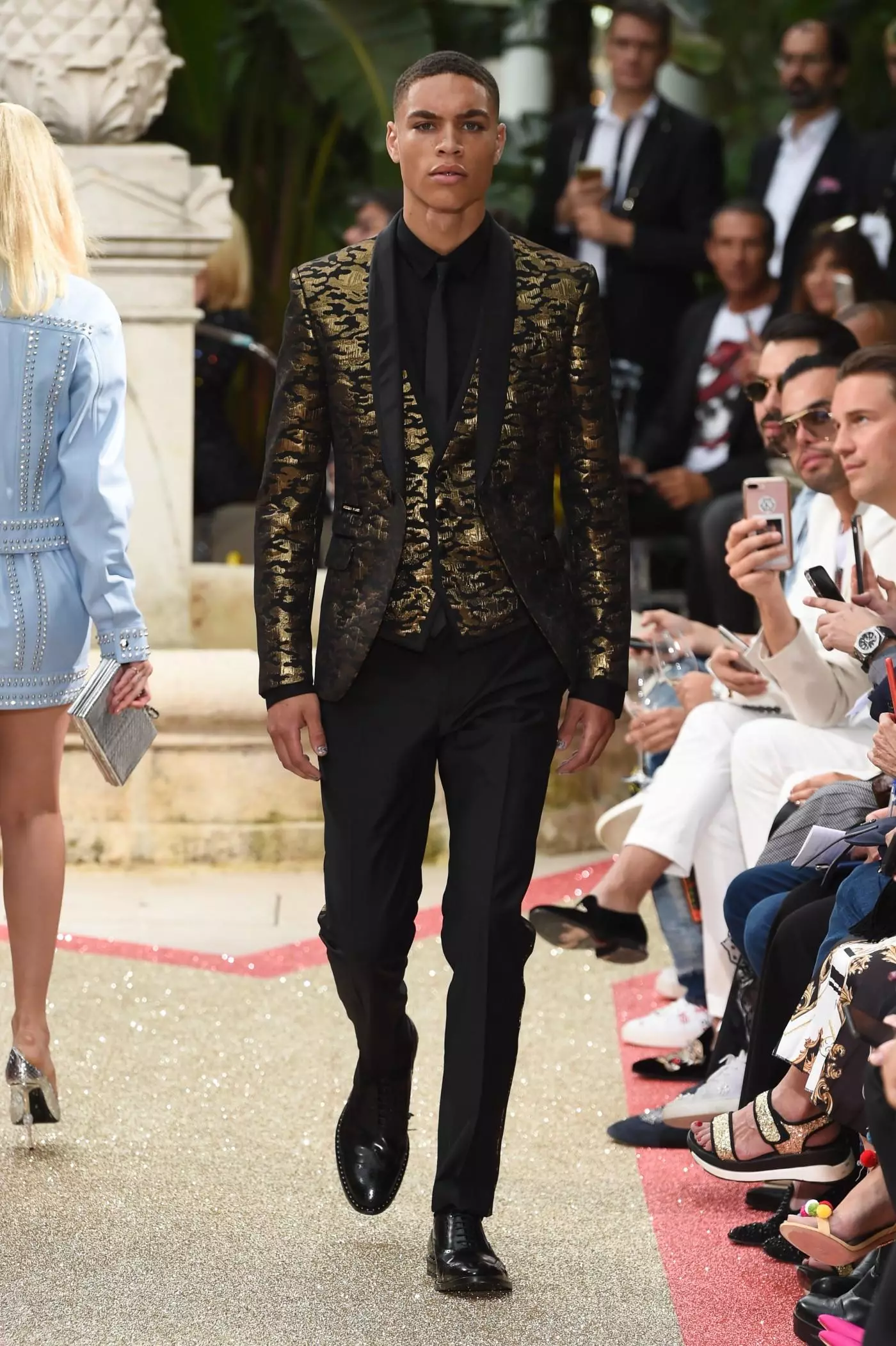 Philipp Plein කෑන්ස් වතුයායේ Raucous Resort විලාසිතා දැක්ම වේදිකාගත කරයි 17808_26