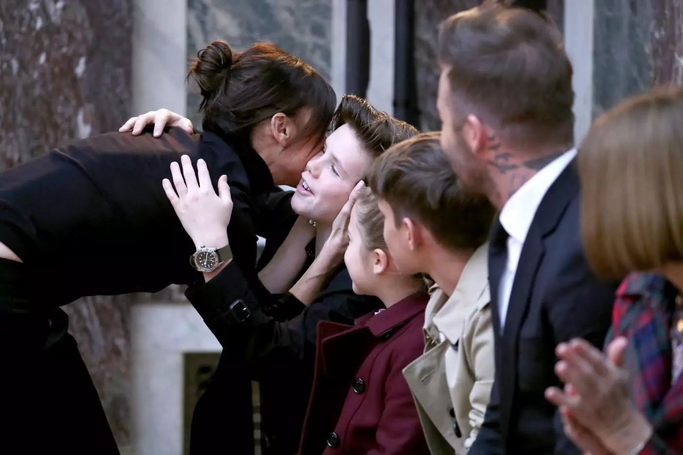 Victoria Beckham bozkávanie svojej rodiny po jej show Will Melt Your Heart 18069_13