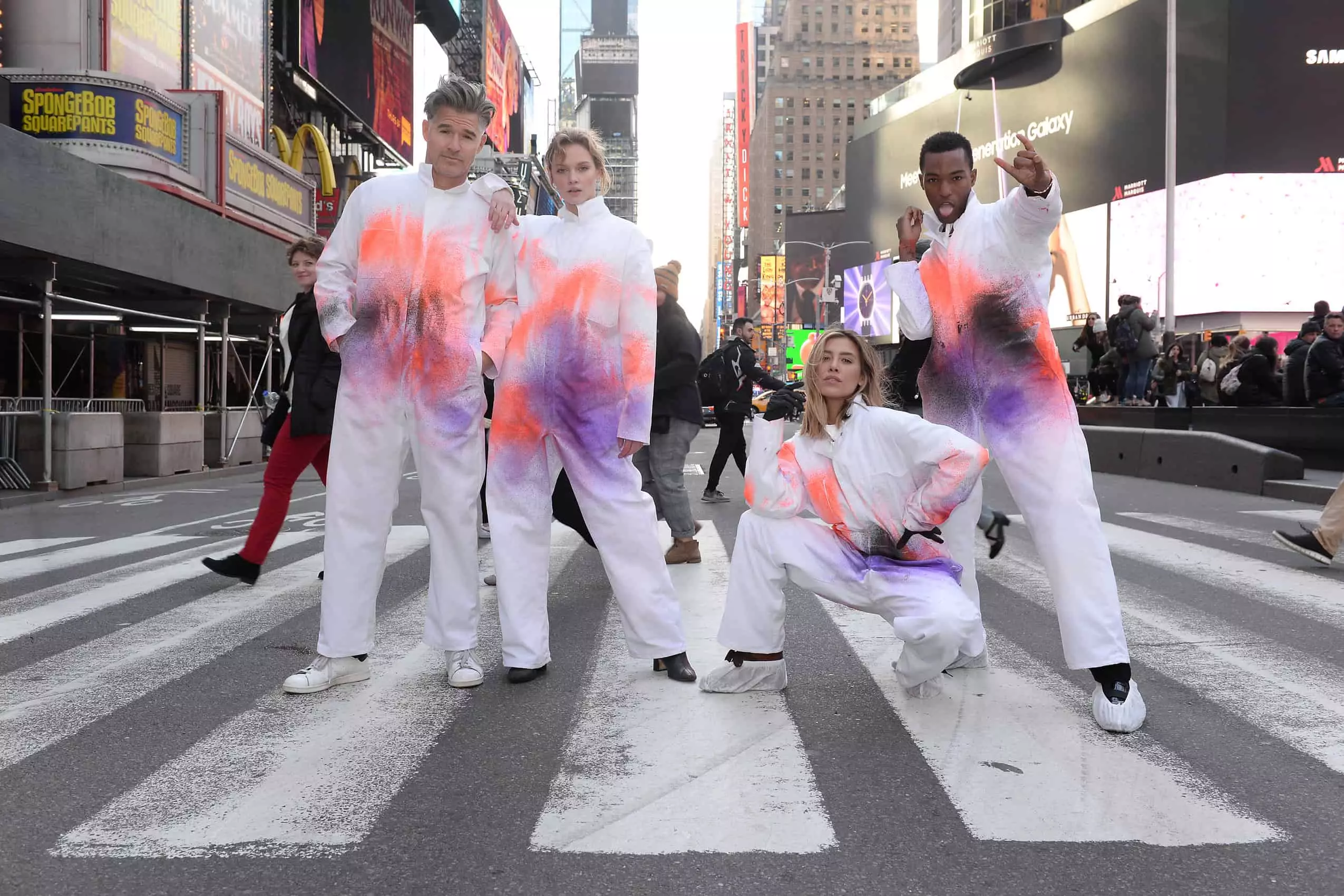 EDÍCIA Times Square vzdáva hold ikonickému módnemu momentu Alexandra McQueena 18086_2