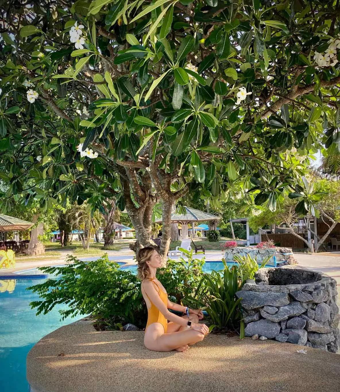 Coronavirus Crisis Strands Người mẫu Valentina Zelyaeva trong khóa tu Yoga Thái Lan (và Cô ấy không thể hạnh phúc hơn) 18128_4