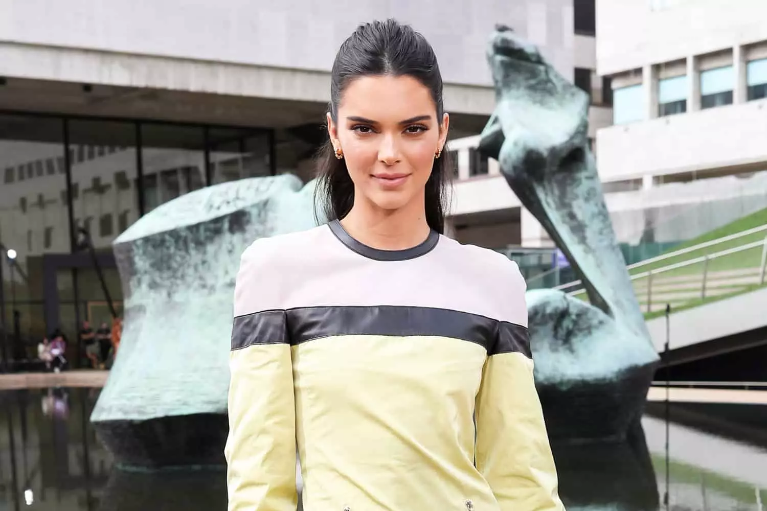 Yuav ua li cas Kendall Jenner Dealt Nrog Paparazzi Kerfuffle Sab nraum Longchamp Show