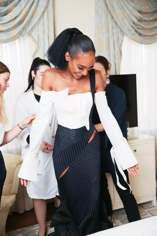 Η Jourdan Dunn καταρρίπτει την εμφάνισή της στο H&M Met Gala 18475_3